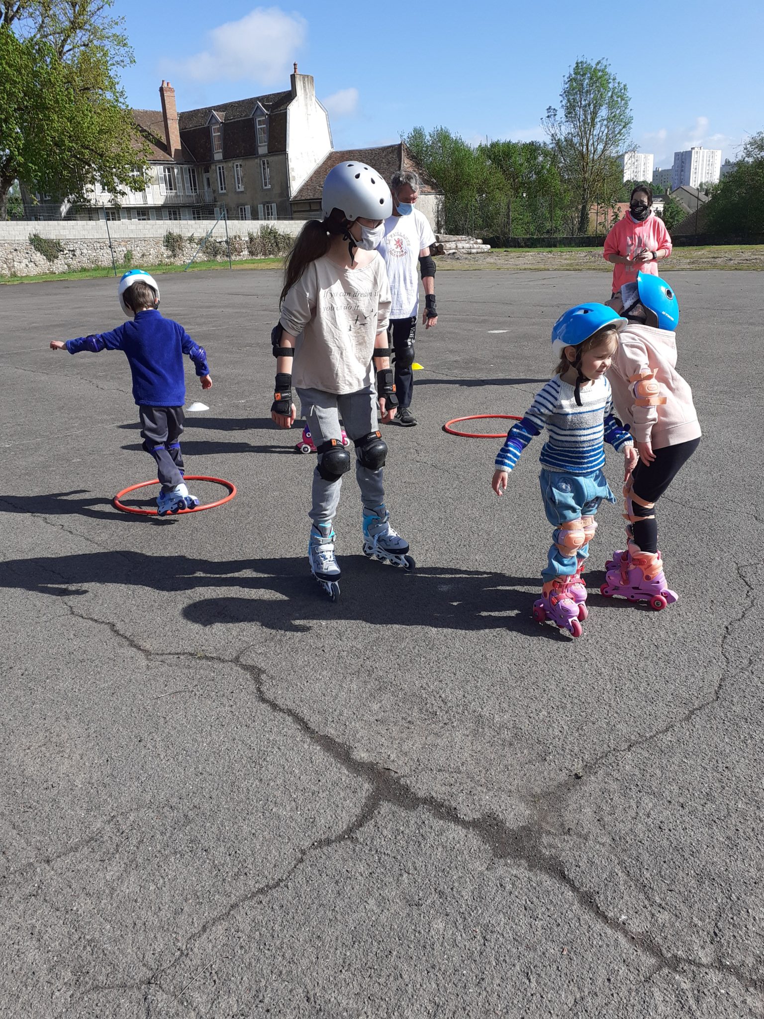 Première séance activité Roller pour les enfants en extérieur