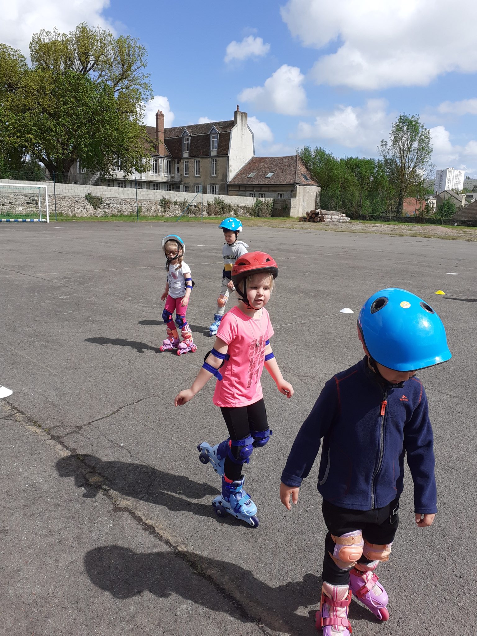 Première séance activité Roller pour les enfants en extérieur