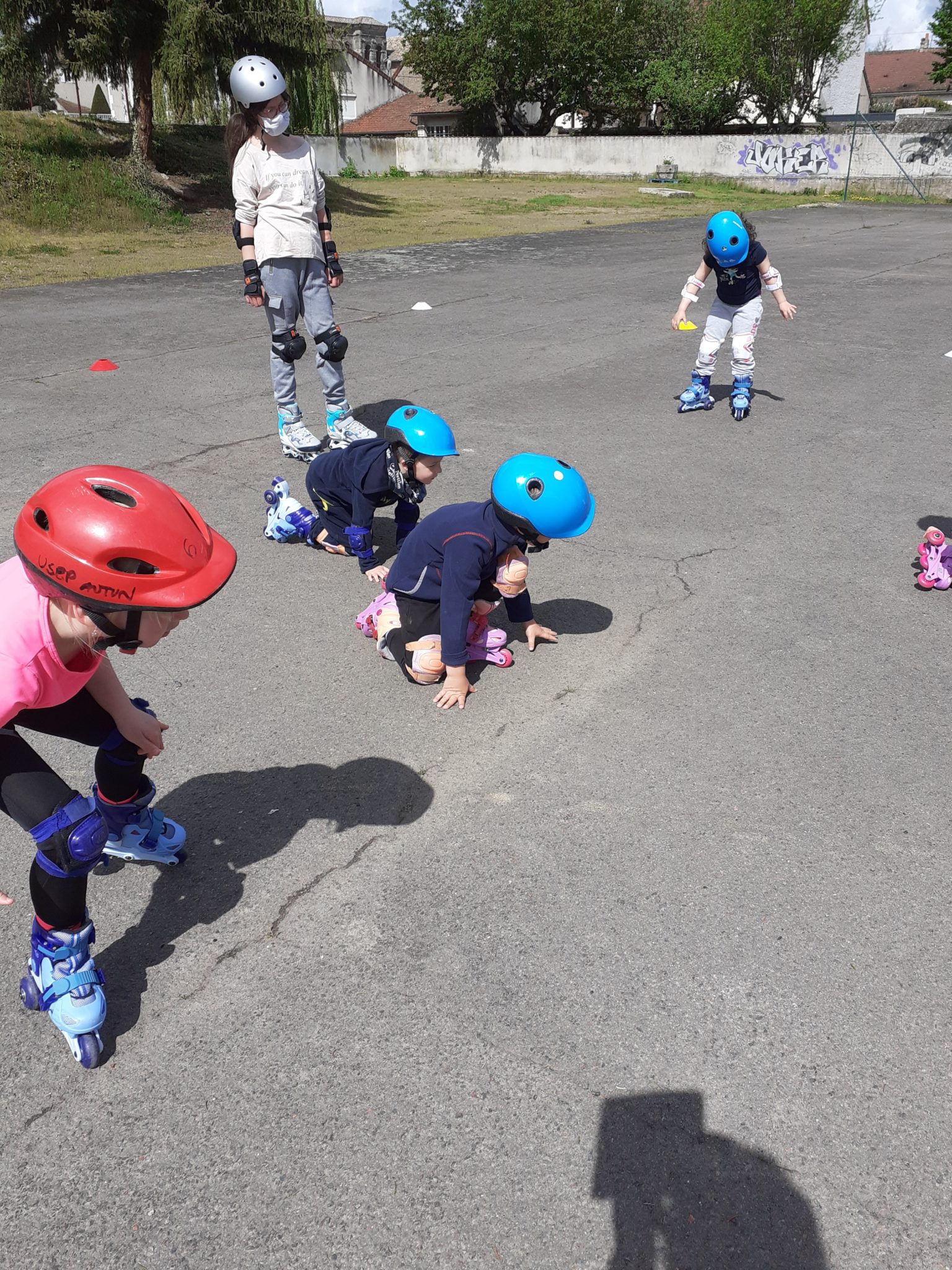 Première séance activité Roller pour les enfants en extérieur
